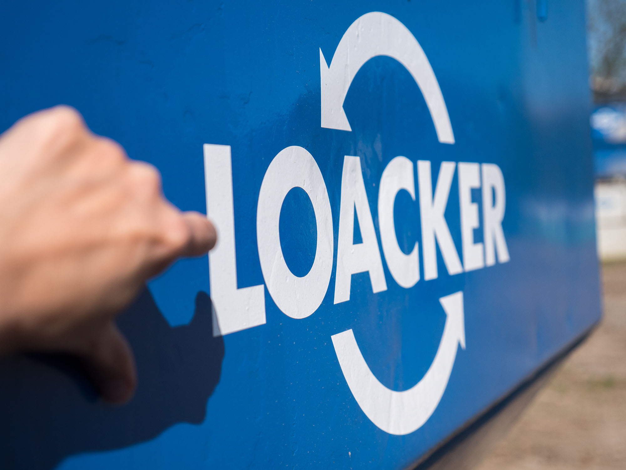 hand-zeigt-auf-loacker-logo » Loacker Recycling GmbH